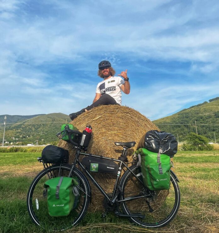 Francesco, la bici è diventata la sua casa. «Prossima fermata il Polo ...